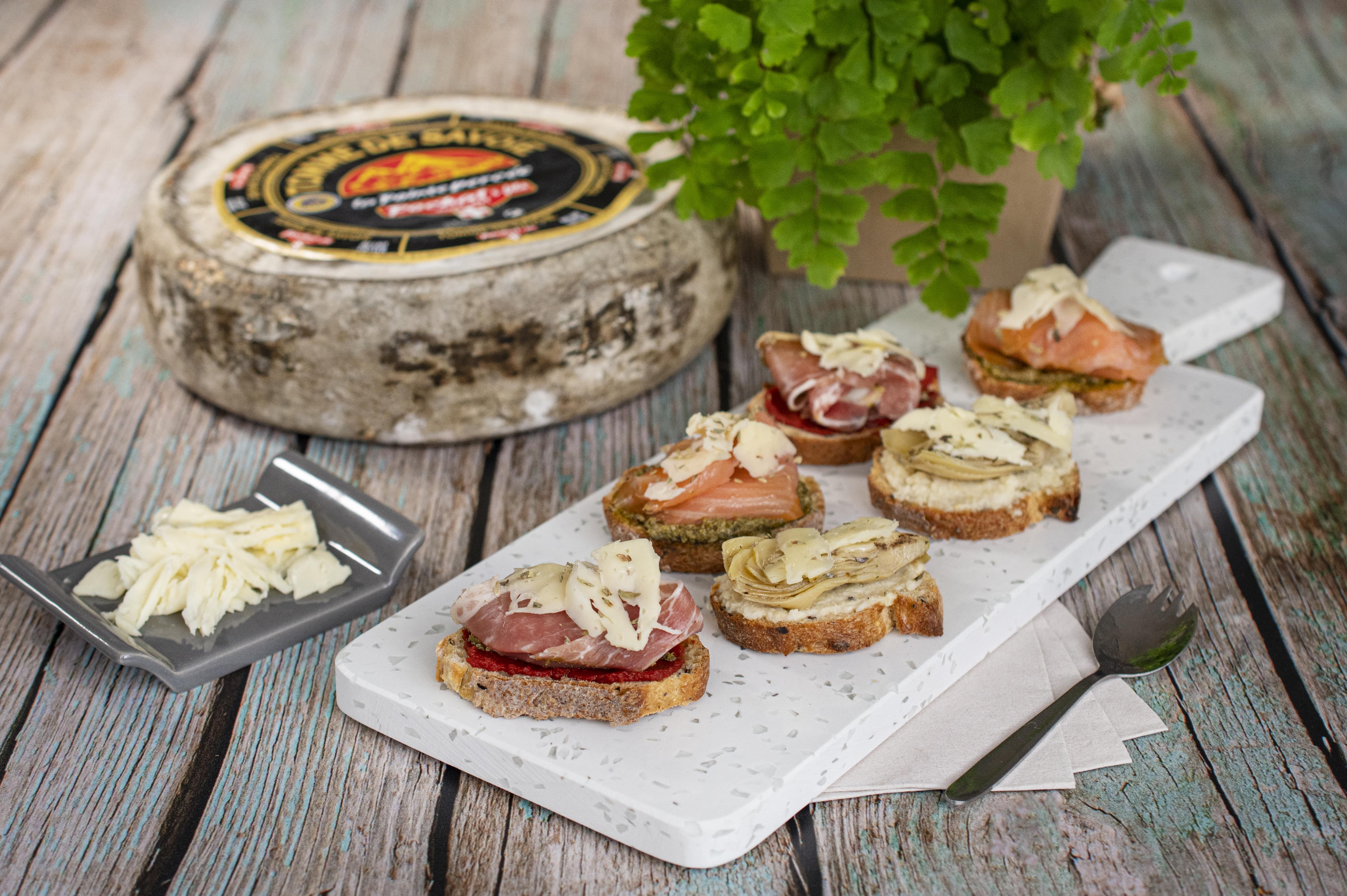 Déclinaison de mini-tartines à la Tomme de Savoie IGP Pochat & fils ...